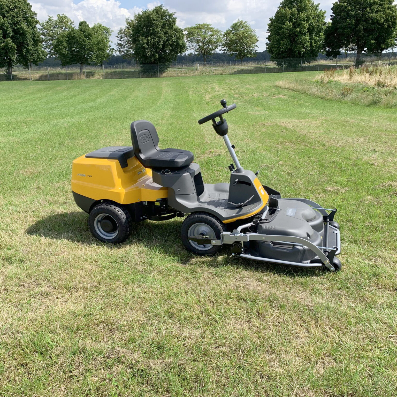 Stiga Park 300 RC mit Combi Mähdeck 95 Q - schumann-technik.de